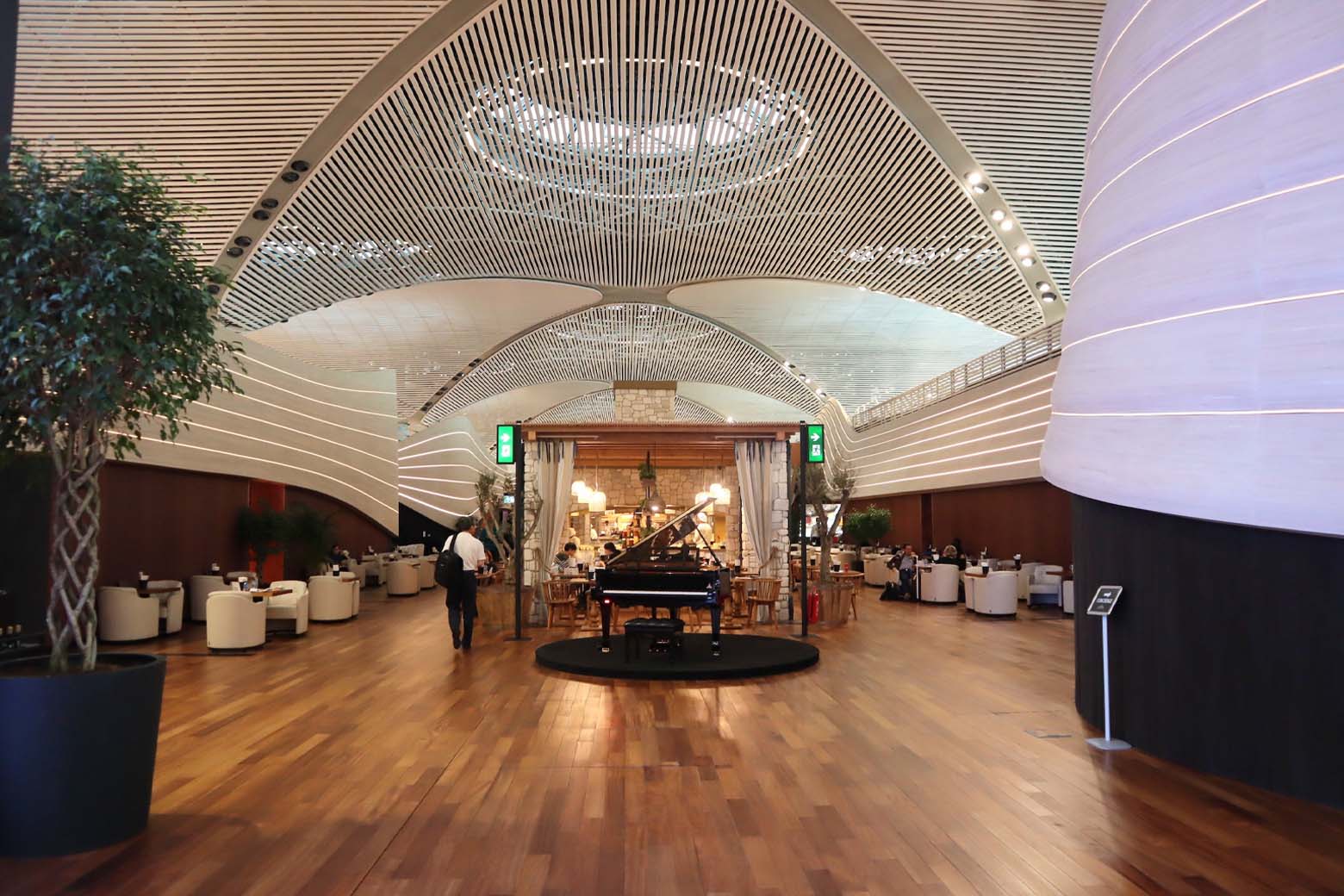 11 Most Luxurious Airport Lounges In The World: Luxe Layovers